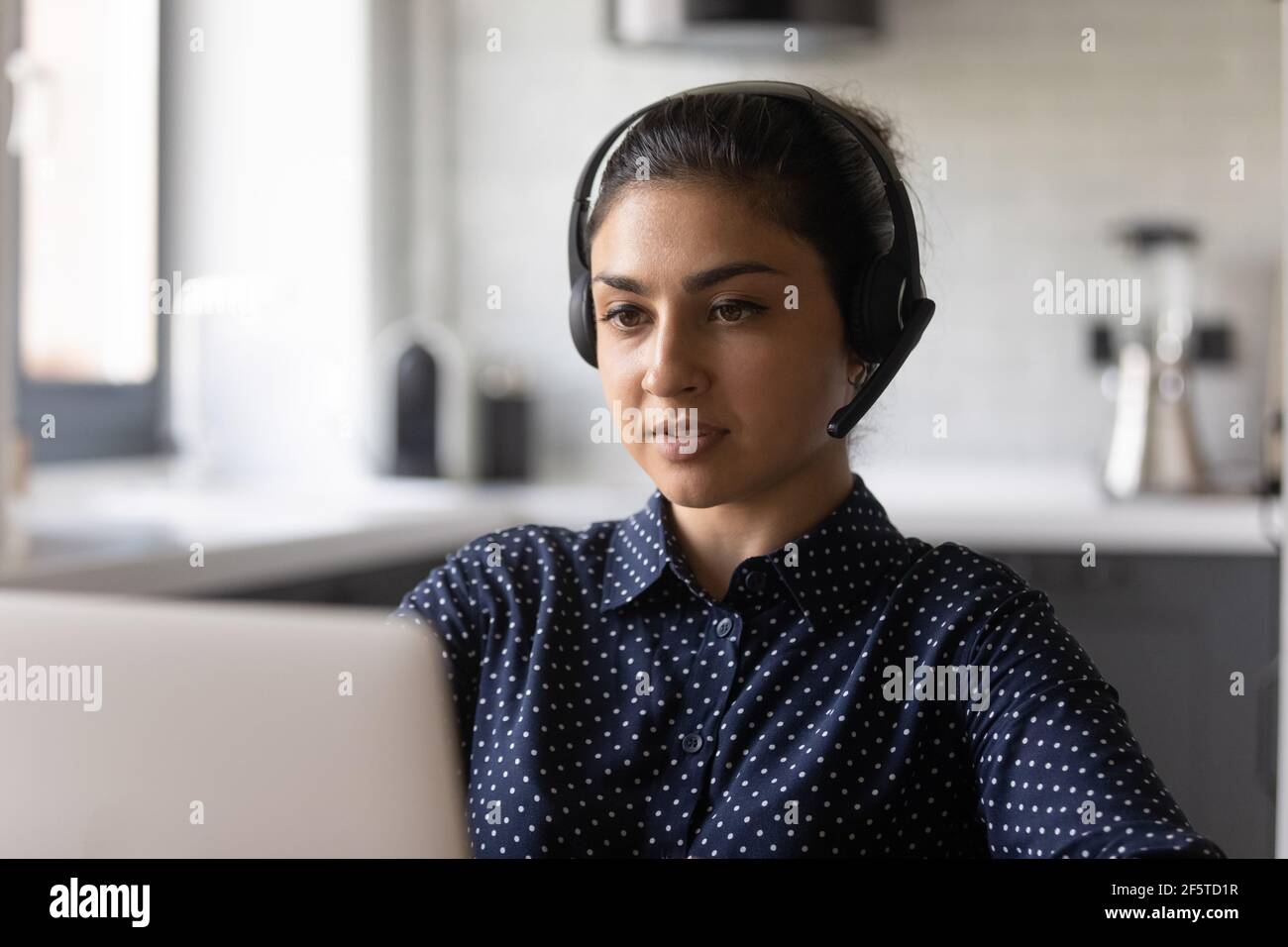 Indian businesswoman wearing headset hi-res stock photography and ...