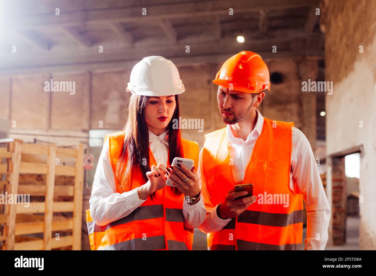 Engineers video call hi-res stock photography and images - Alamy