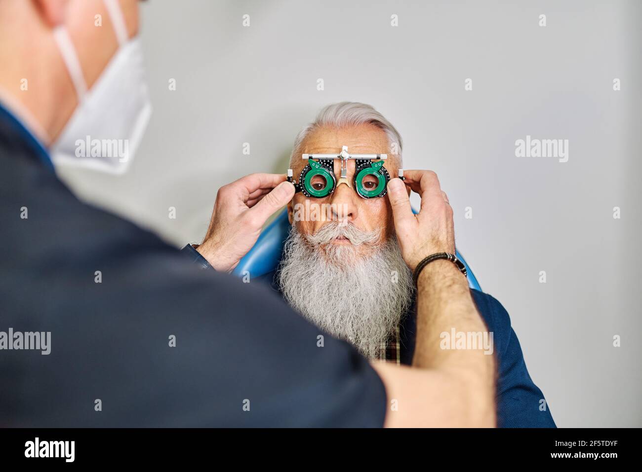 Elderly eye test hi-res stock photography and images - Alamy