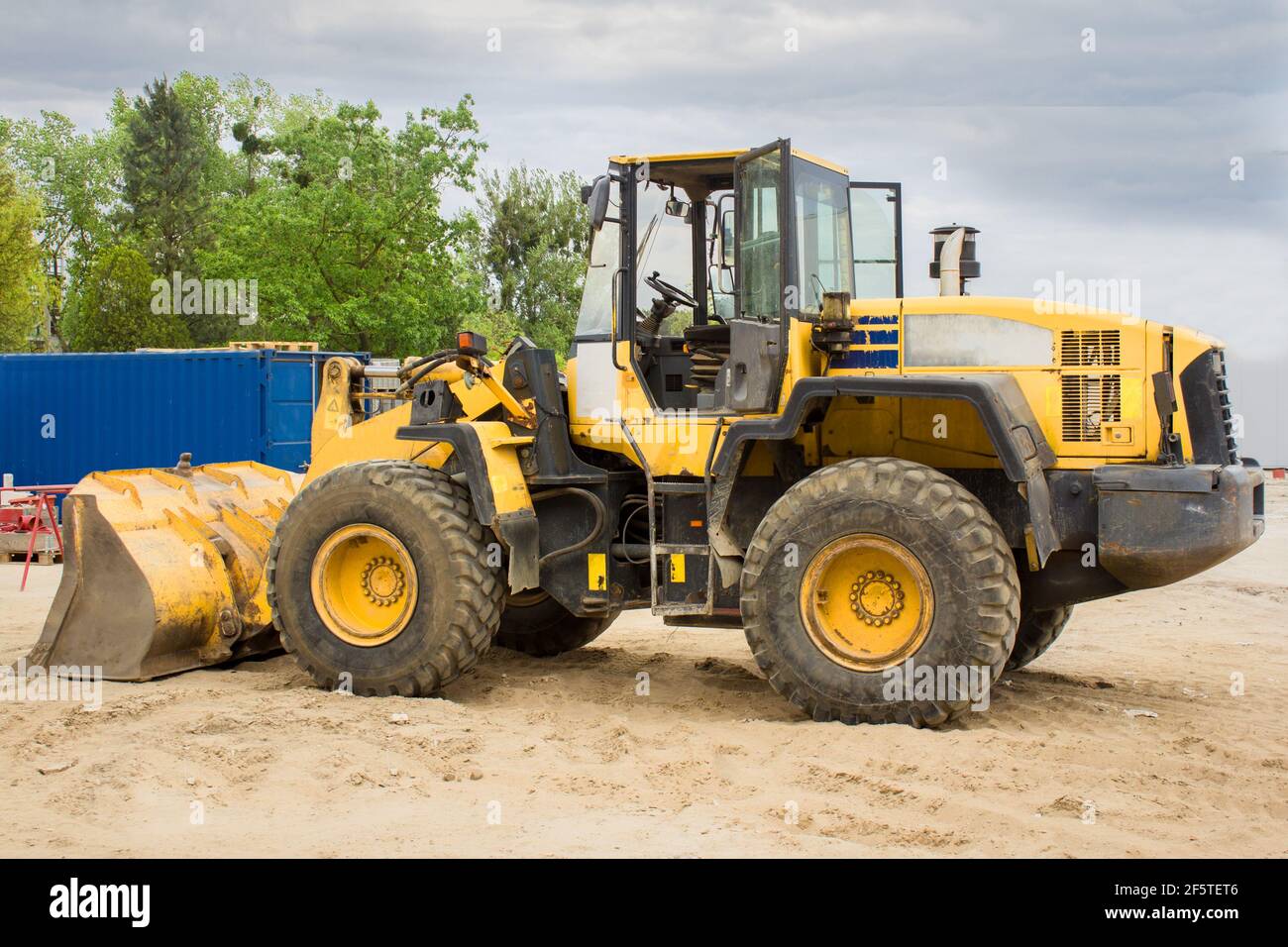 Front end loader digger excavator hi-res stock photography and images ...