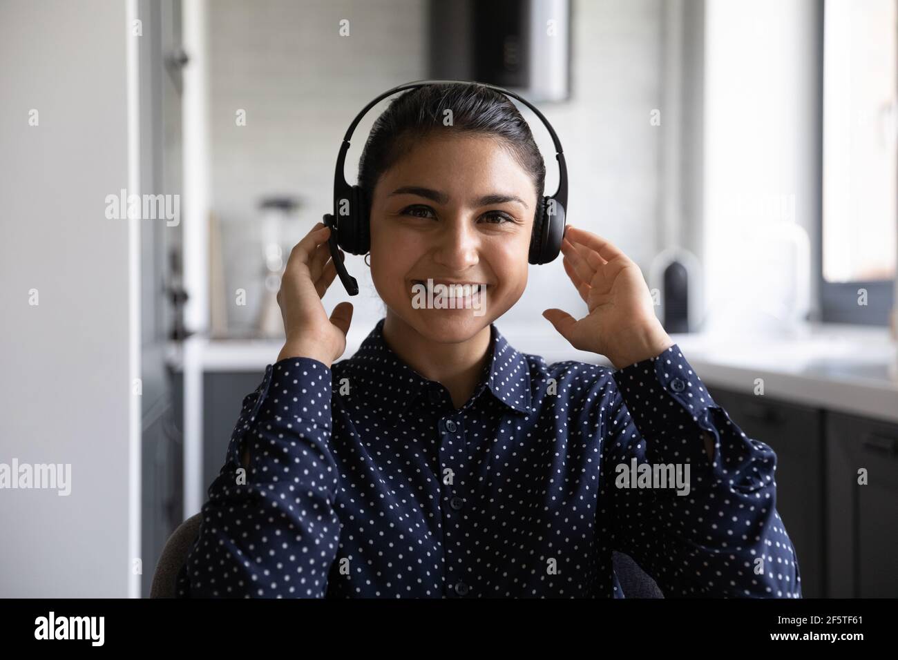 Indian businesswoman wearing headset hi-res stock photography and ...