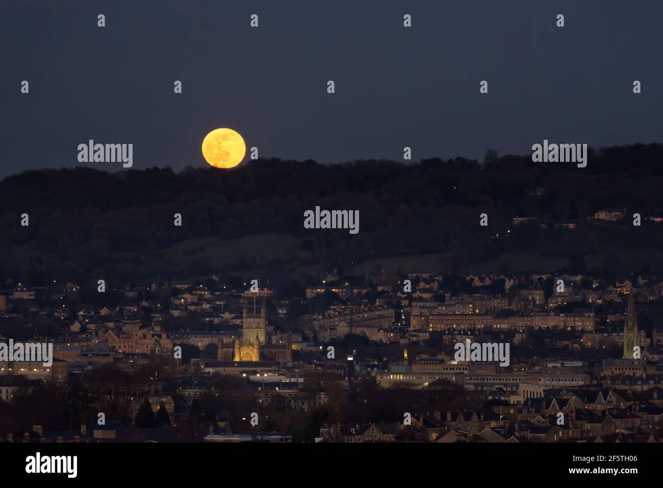 moon rise over bath abbey Stock Photo - Alamy