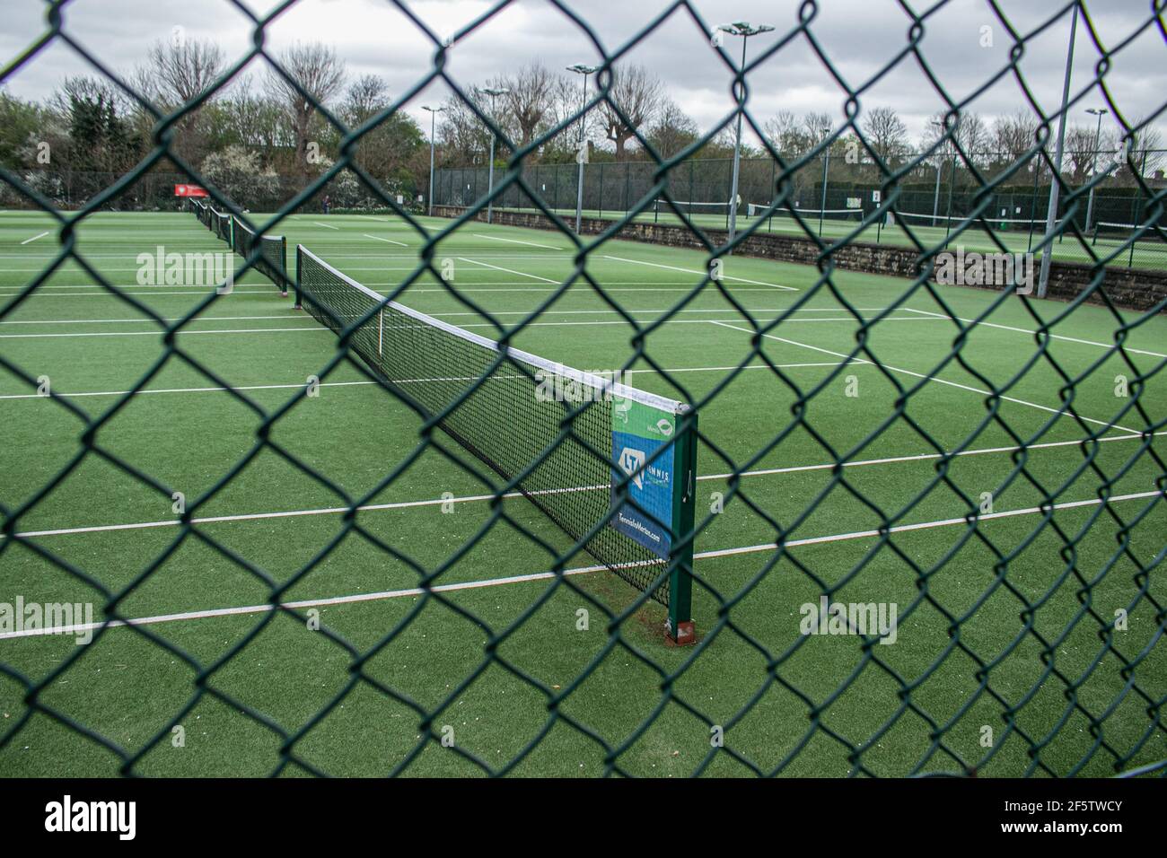 Lawn tennis uk public court hi-res stock photography and images - Alamy