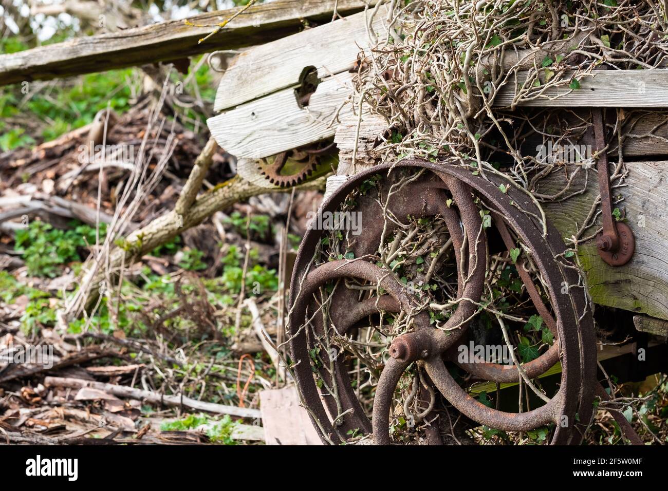Old rusty metal wheel rims hi-res stock photography and images - Alamy