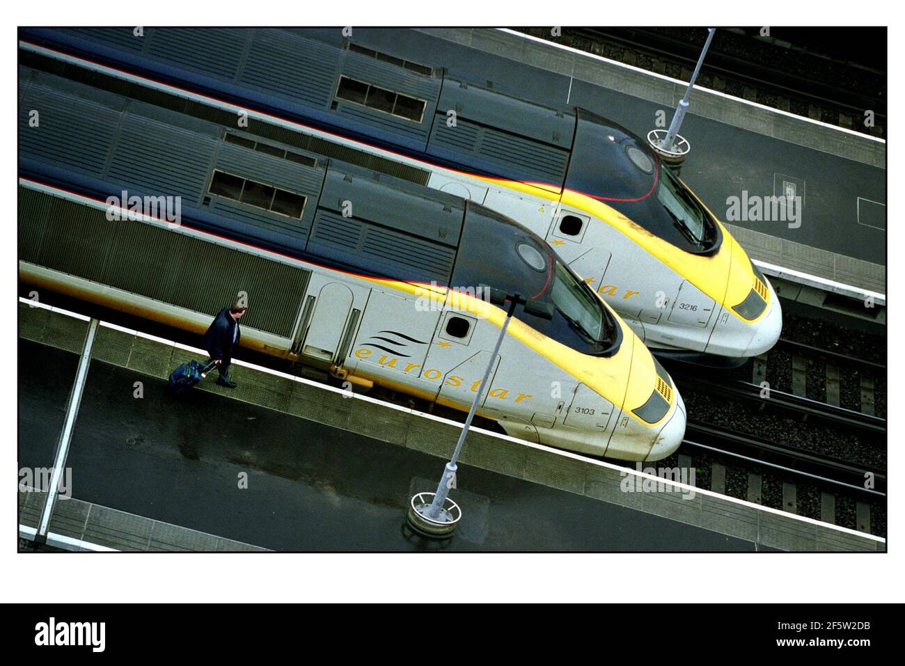 EUROSTAR at Waterloo station, London. pic David Sandison 9/3/2001 Stock ...