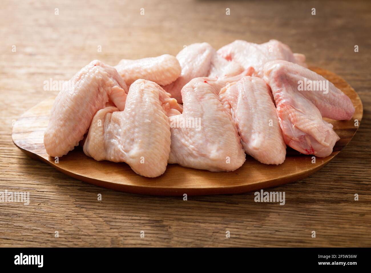 Fresh chicken wings hi-res stock photography and images - Alamy
