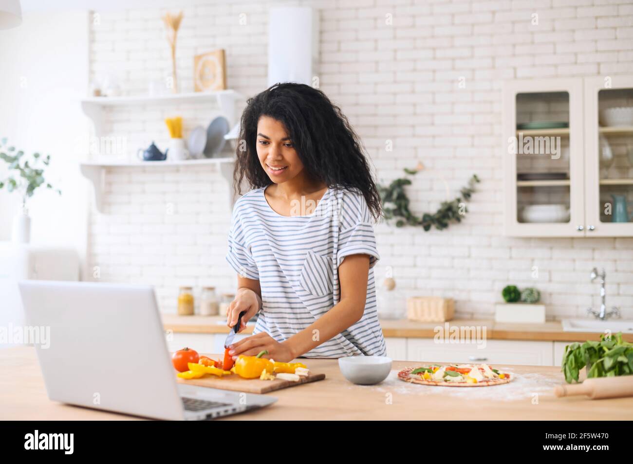 Cookery class on computer hi-res stock photography and images - Alamy