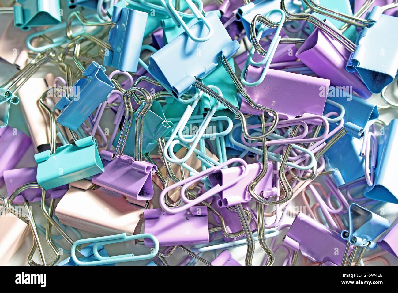 Purple paper clips hi-res stock photography and images - Alamy