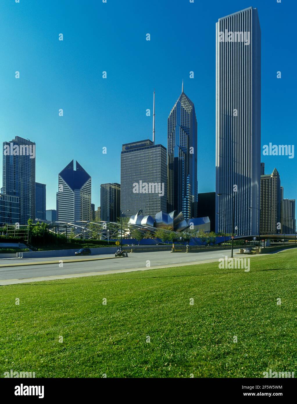 2004 HISTORICAL GRANT PARK DOWNTOWN SKYLINE CHICAGO ILLINOIS USA Stock ...