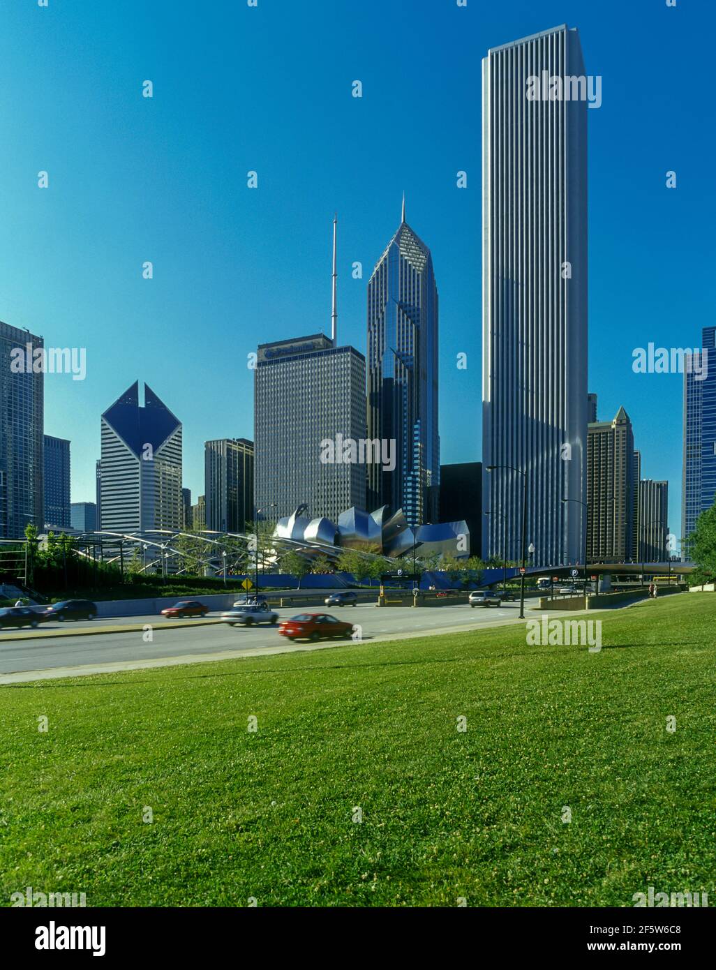 2004 HISTORICAL GRANT PARK DOWNTOWN SKYLINE CHICAGO ILLINOIS USA Stock ...