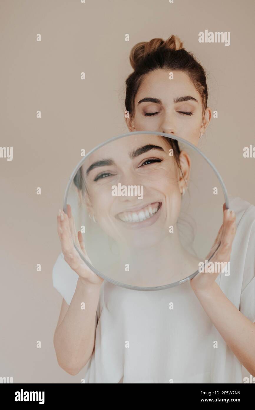 Plain mirror hi-res stock photography and images - Alamy