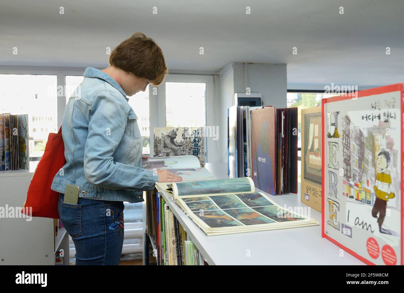 Book addict hi-res stock photography and images - Alamy