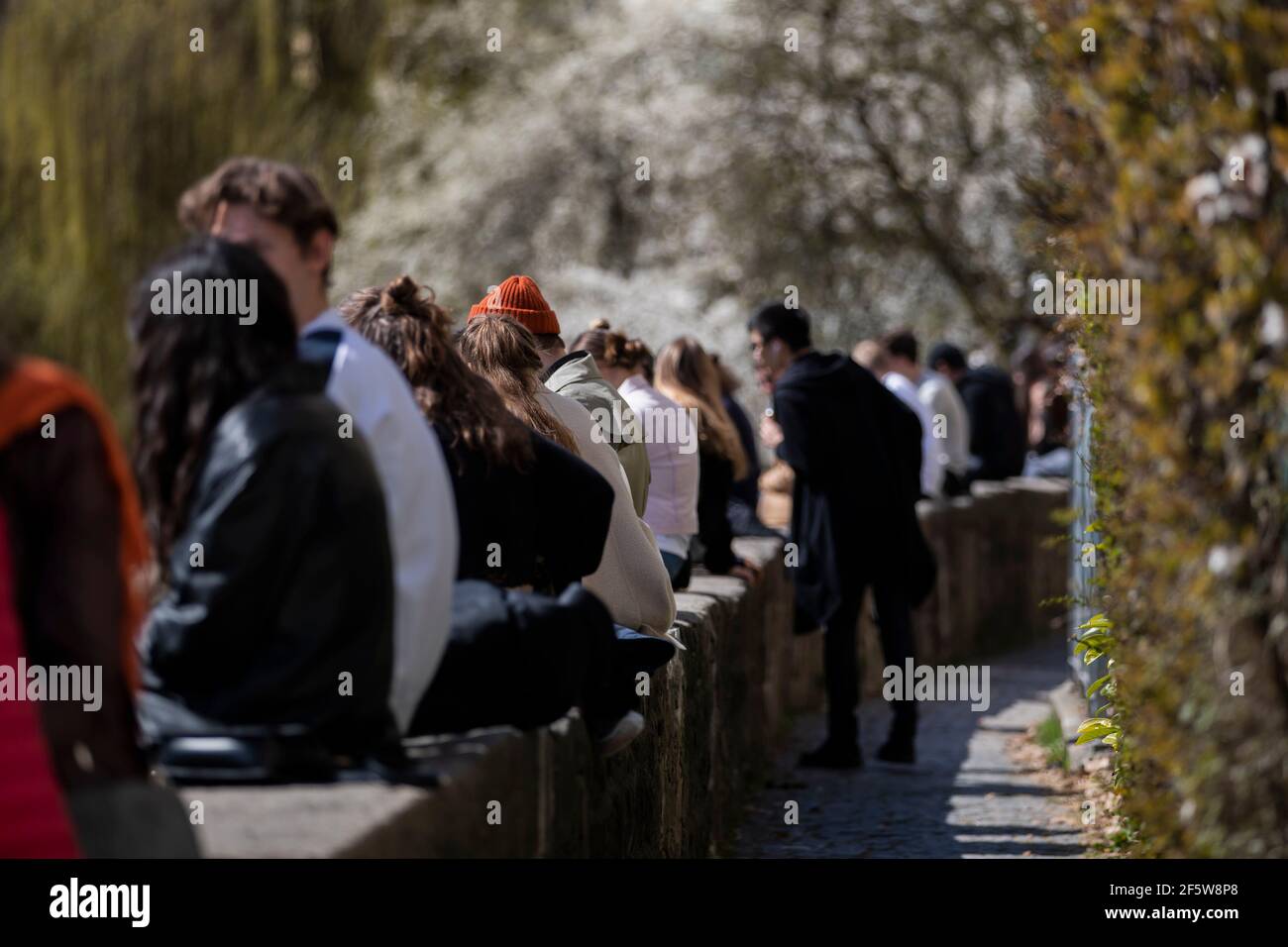 Shopping in fashion shops hi-res stock photography and images - Alamy