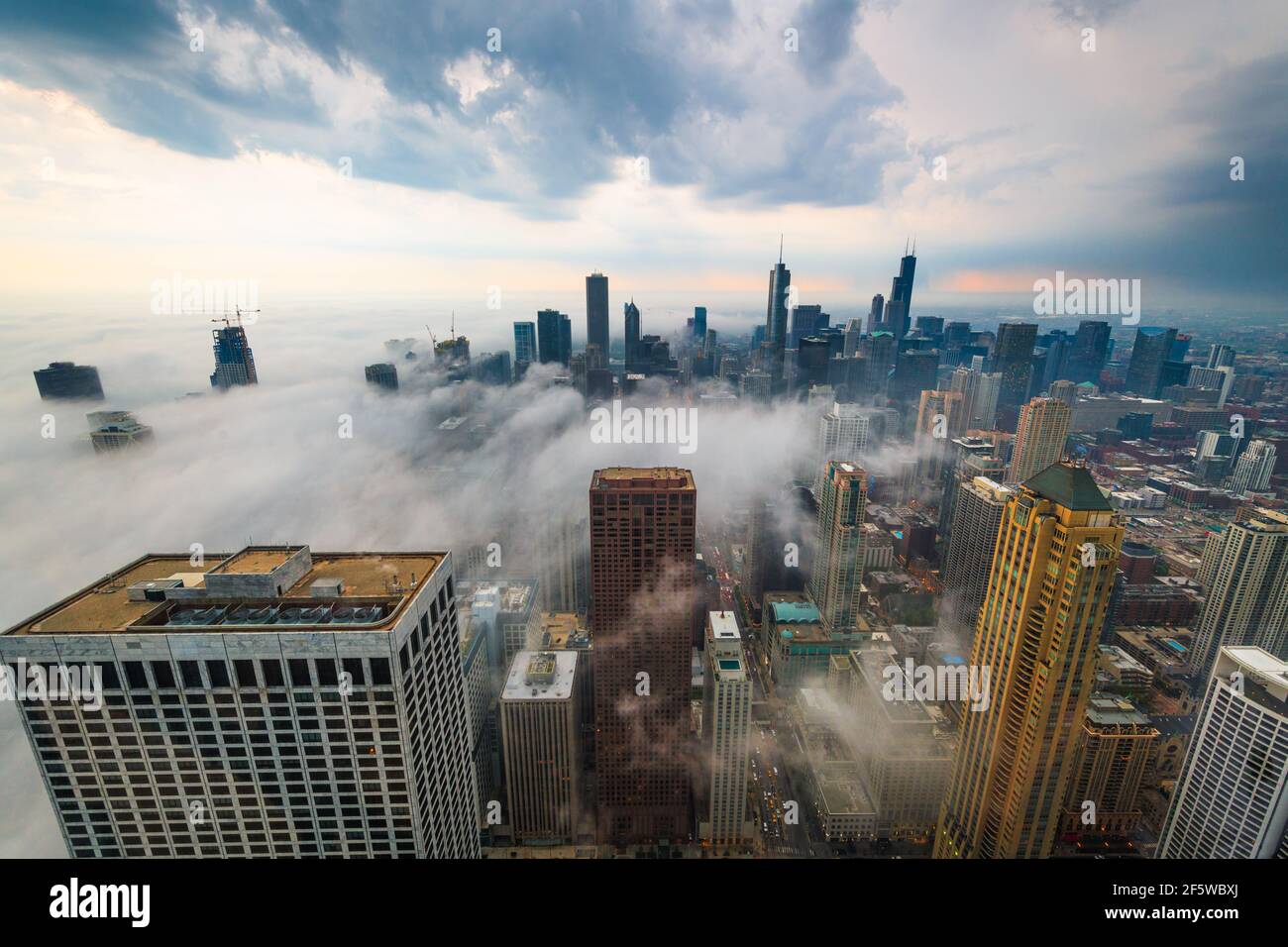 Chicago skyline fog hi-res stock photography and images - Alamy
