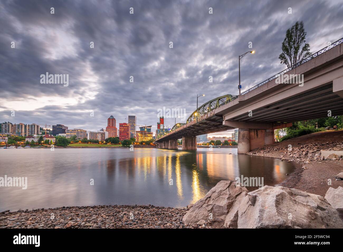 Portland, Oregon, USA skyline at dusk on the Willamette River Stock ...