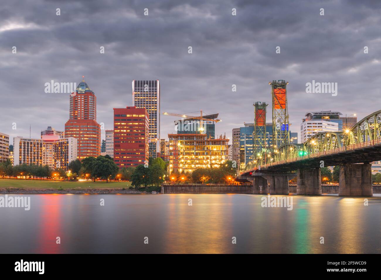 Portland, Oregon, USA skyline at dusk on the Willamette River Stock ...