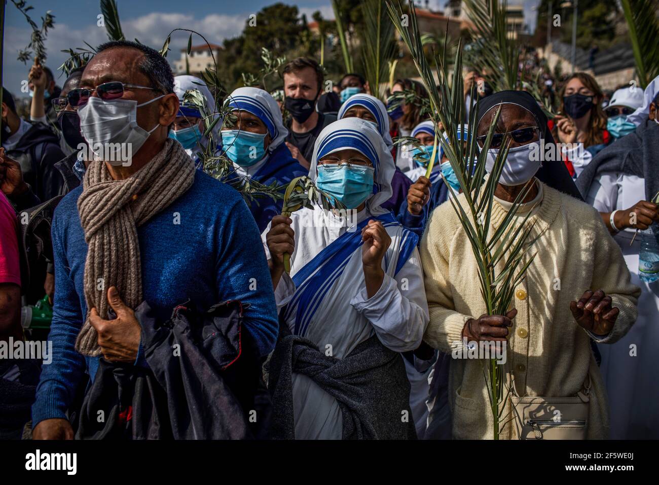 Jerusalem, Israel. 28th Mar, 2021. Nuns hold palm fronds as they take ...