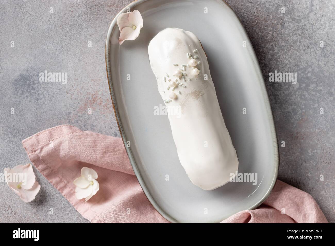 white chocolate eclair in ceramic plate Stock Photo - Alamy