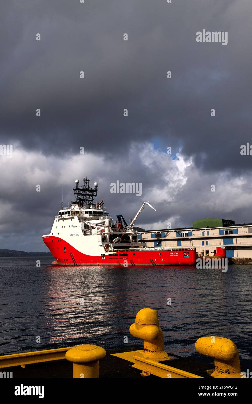 Offshore AHTS anchor handling tug supply vessel Siem Pearl, berthed at ...
