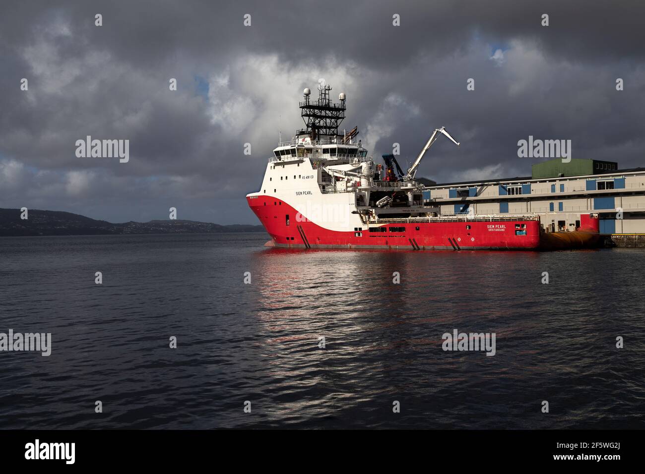 Offshore AHTS anchor handling tug supply vessel Siem Pearl, berthed at ...