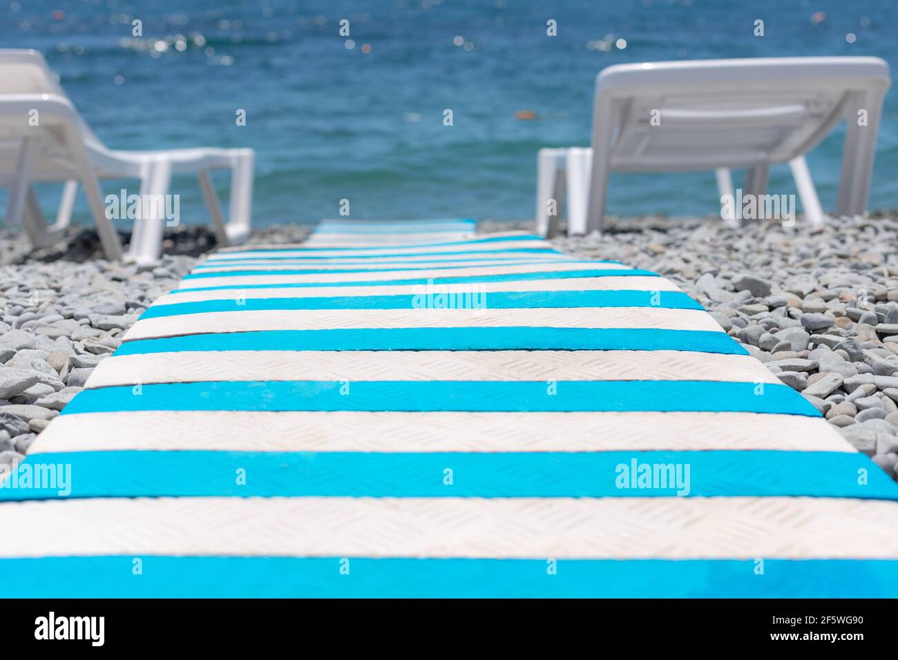 Pathway between water hi-res stock photography and images - Alamy