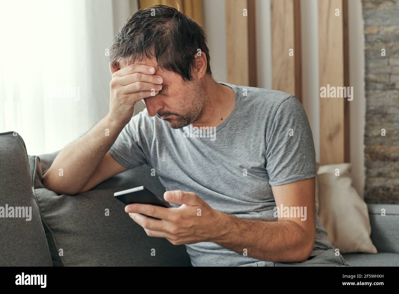 Guy receiving text surprised hi-res stock photography and images - Alamy