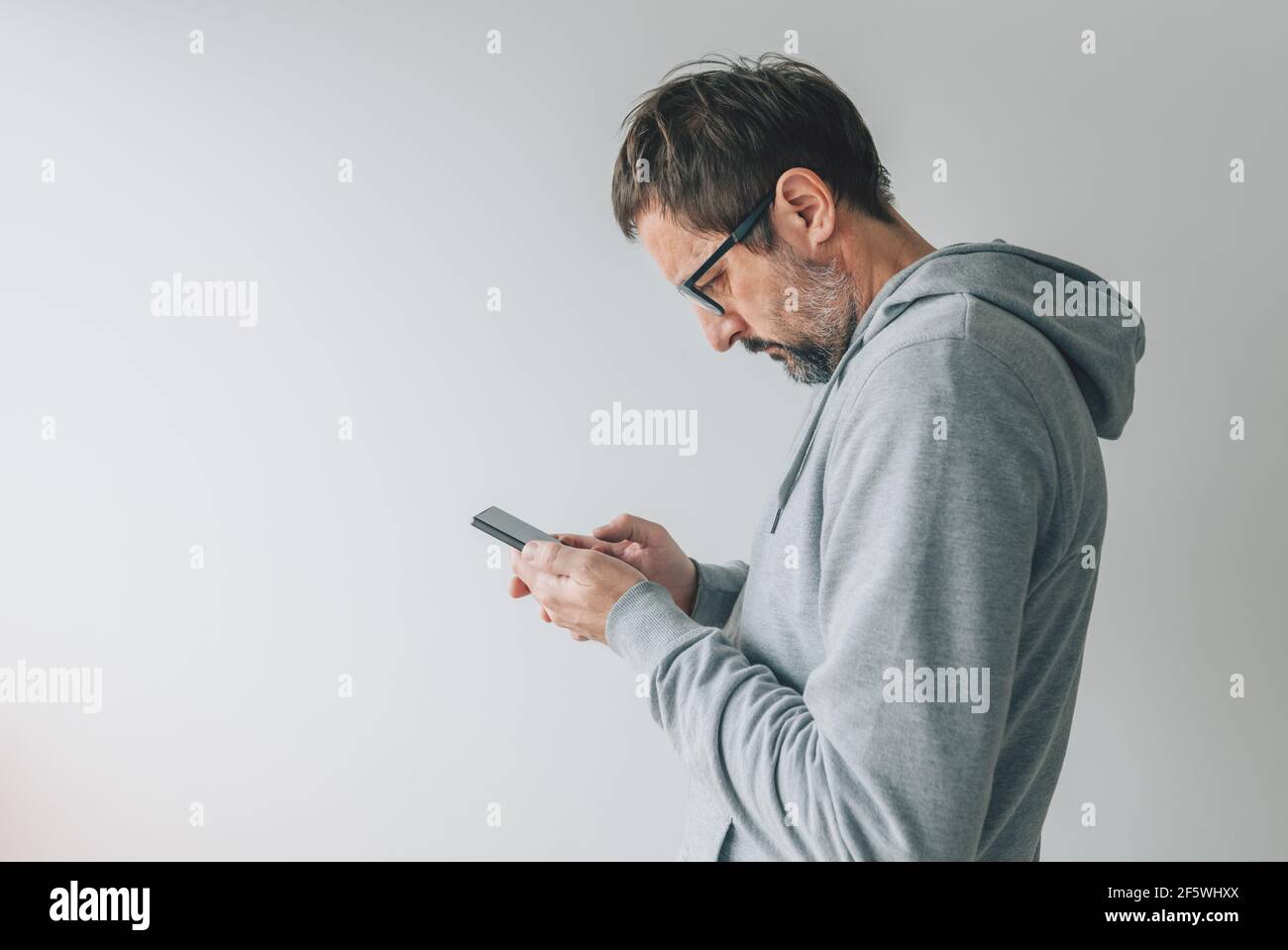 Mobile profile hi-res stock photography and images - Alamy