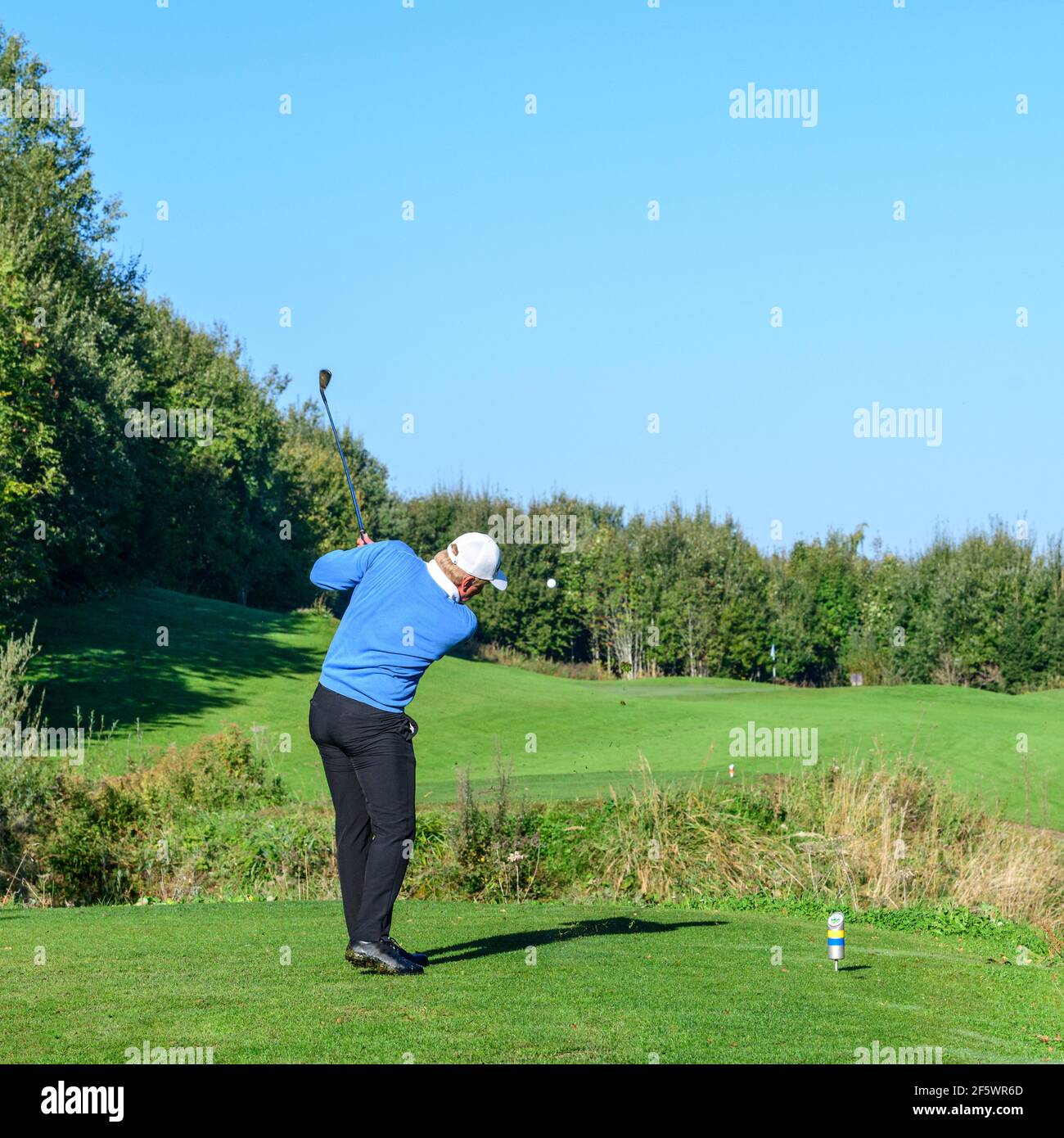 Golfer hitting off hi-res stock photography and images - Alamy