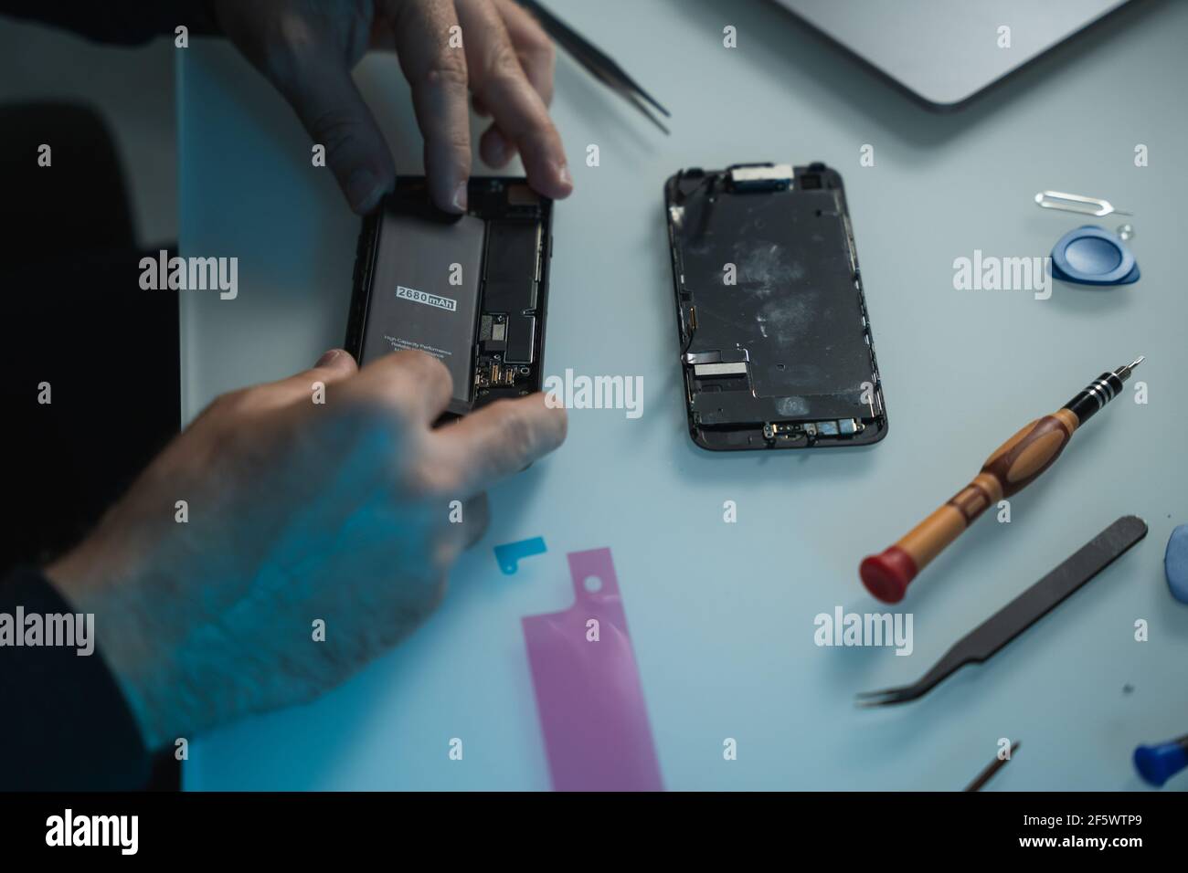 Installing new battery phone hi-res stock photography and images - Alamy
