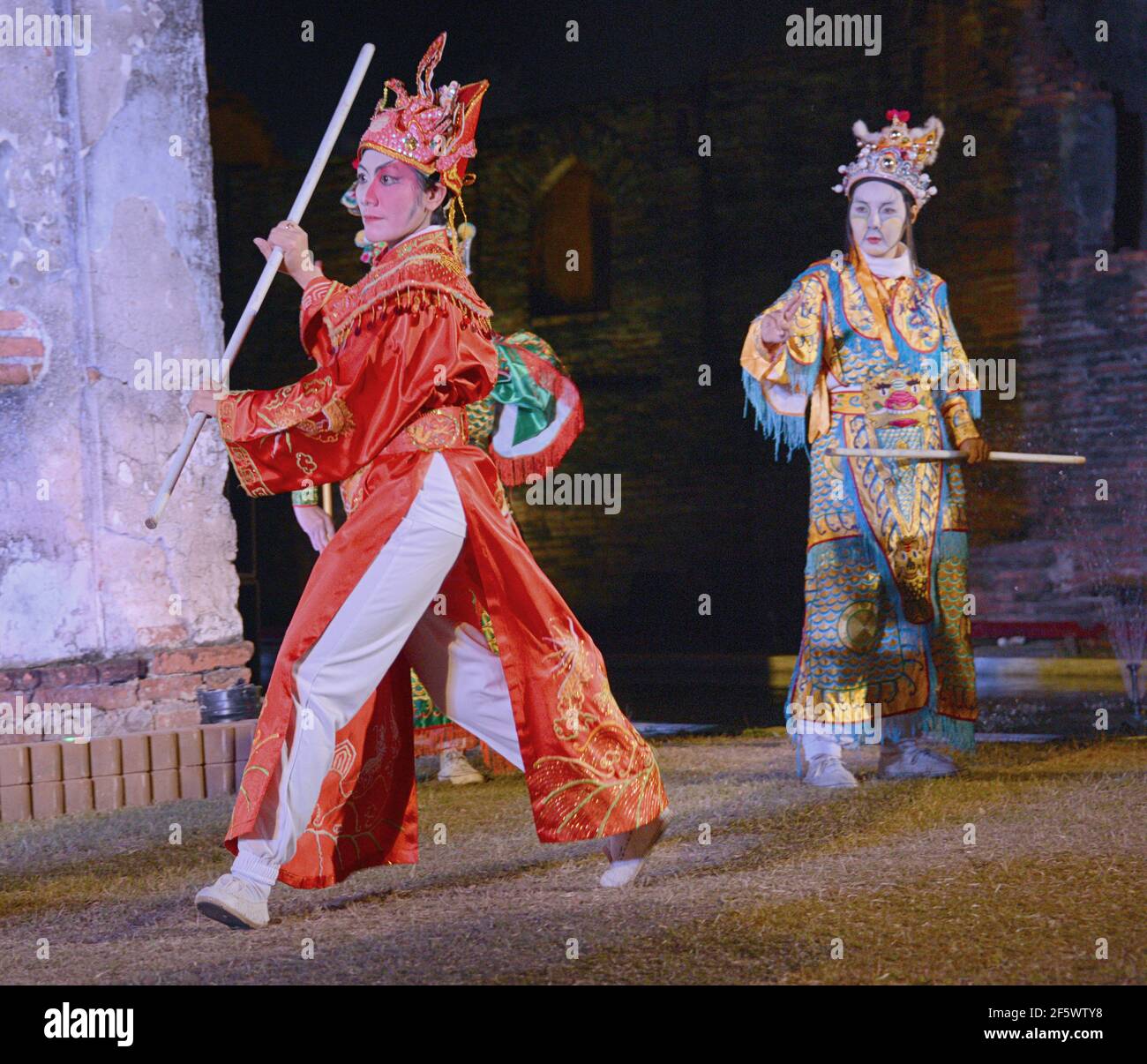 Chinese ethnic minority dance hi-res stock photography and images - Alamy