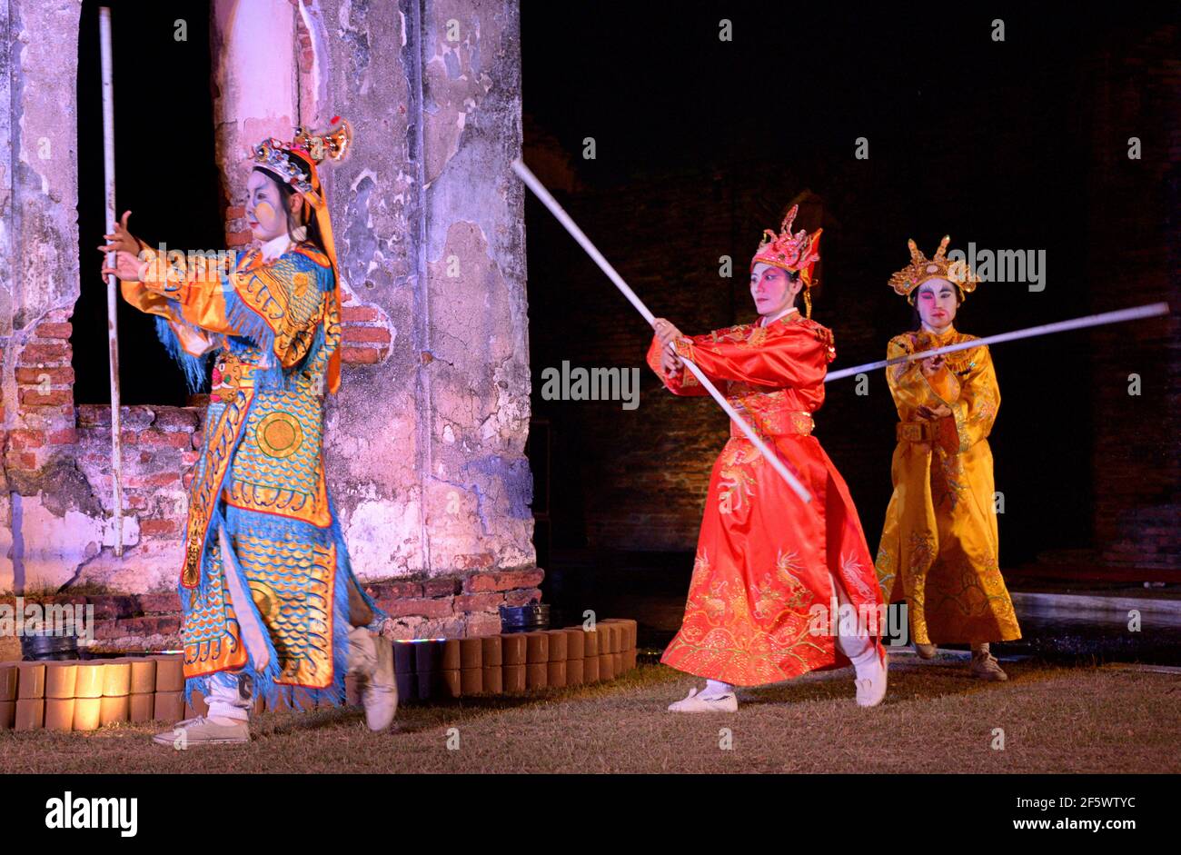 Chinese ethnic minority dance hi-res stock photography and images - Alamy