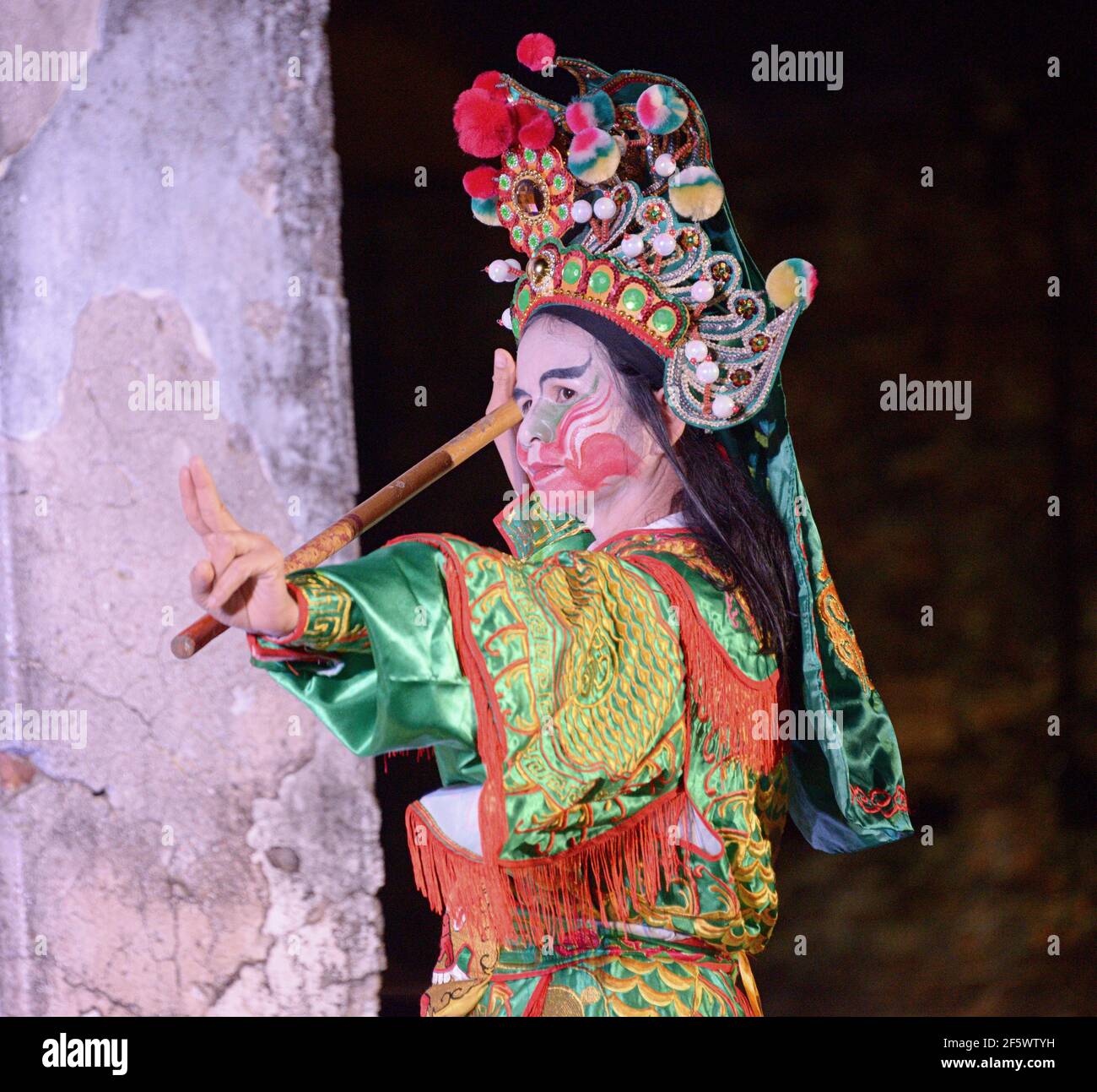 Chinese dances hi-res stock photography and images - Alamy