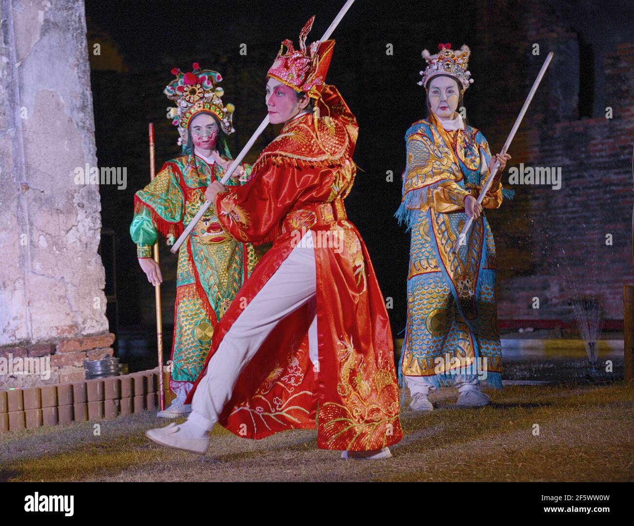 Chinese woman dances hi-res stock photography and images - Alamy