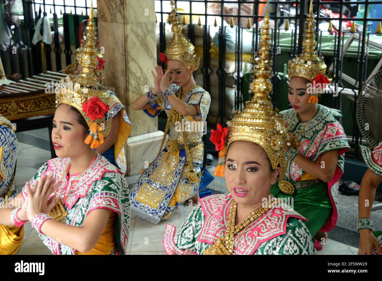 Khon dance costume hi-res stock photography and images - Alamy