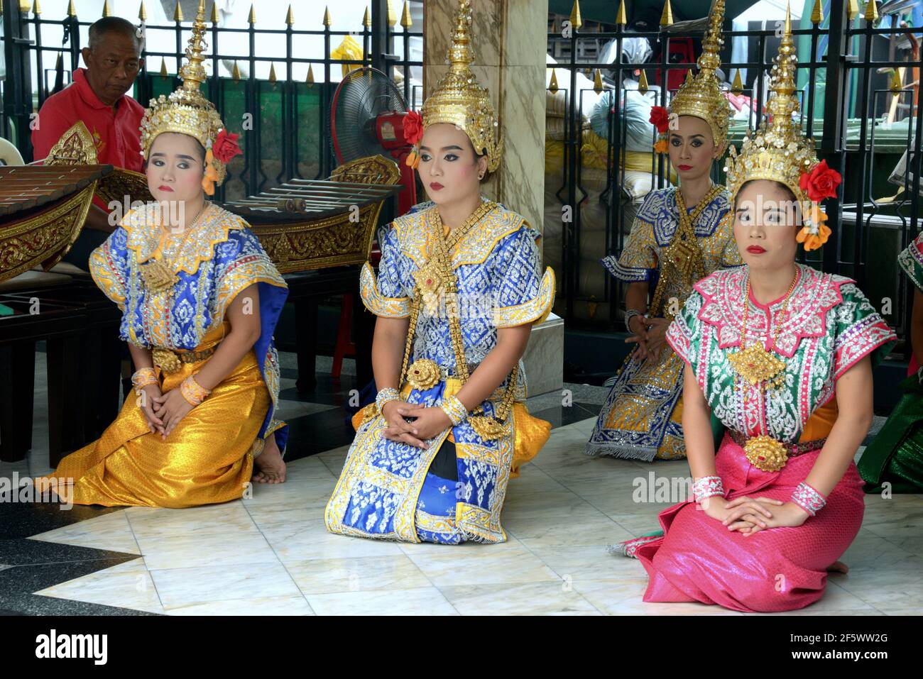 Khon mask dancing hi-res stock photography and images - Alamy