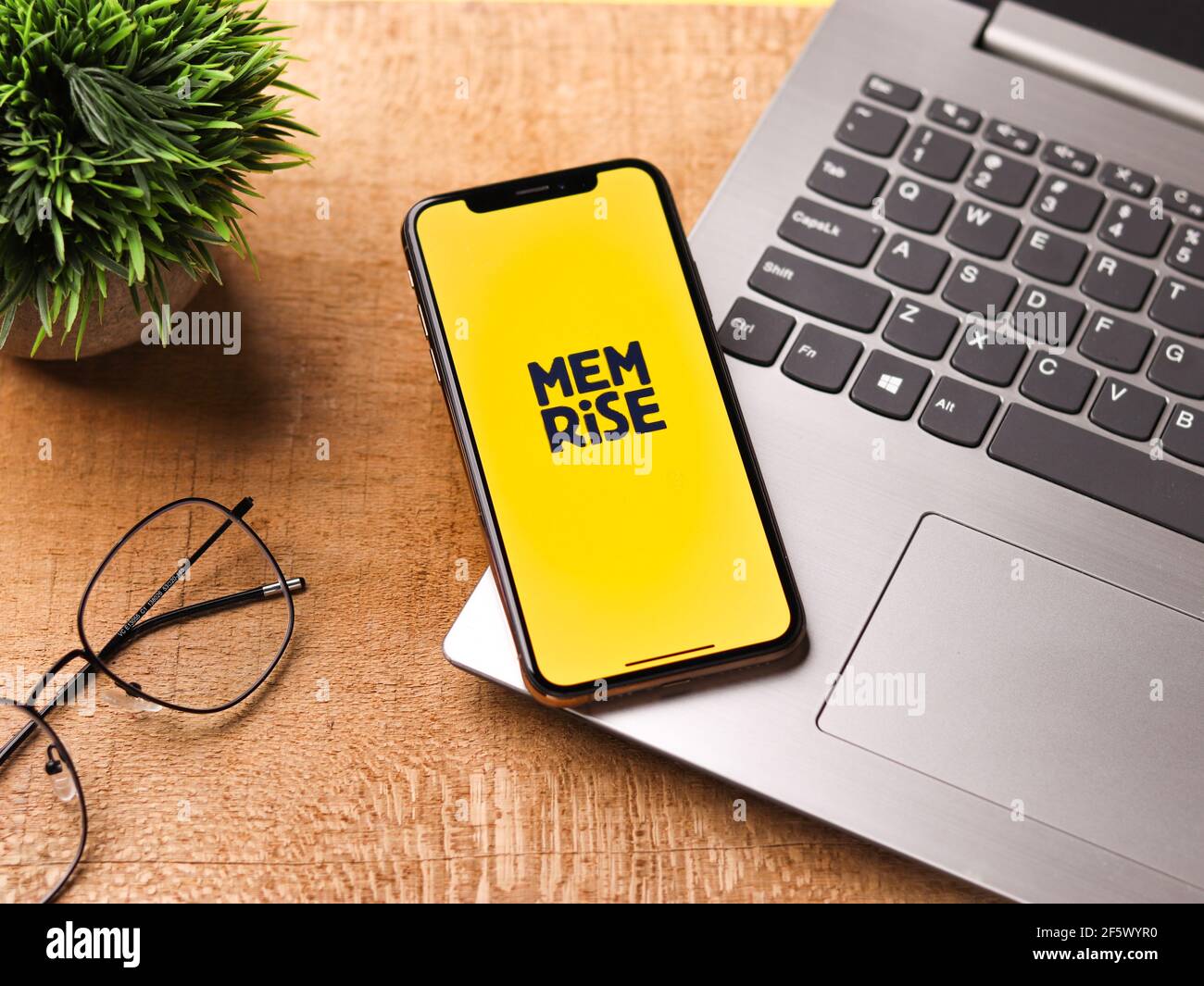 Memrise app logo hi-res stock photography and images - Alamy