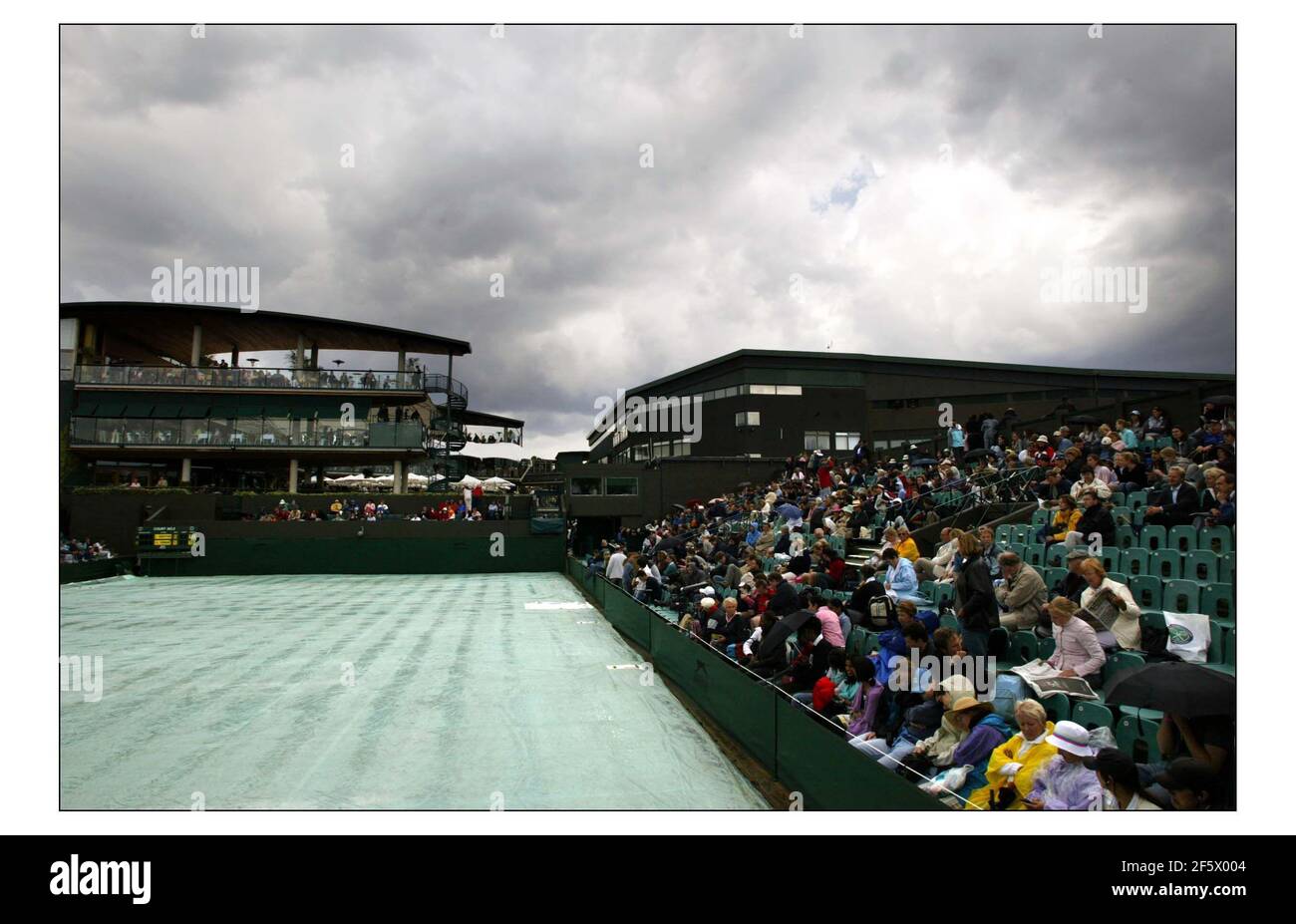 Day ONE of Wimbledon......pic David Sandison 21/6/2004 Stock Photo - Alamy