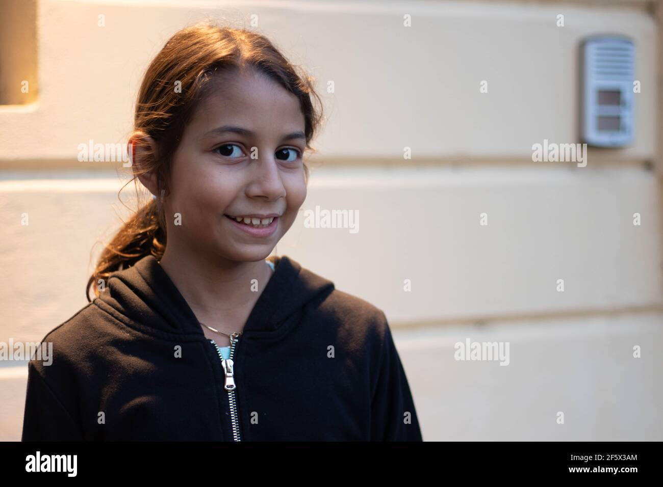 Brunette girl portrait with unfocused background Stock Photo - Alamy