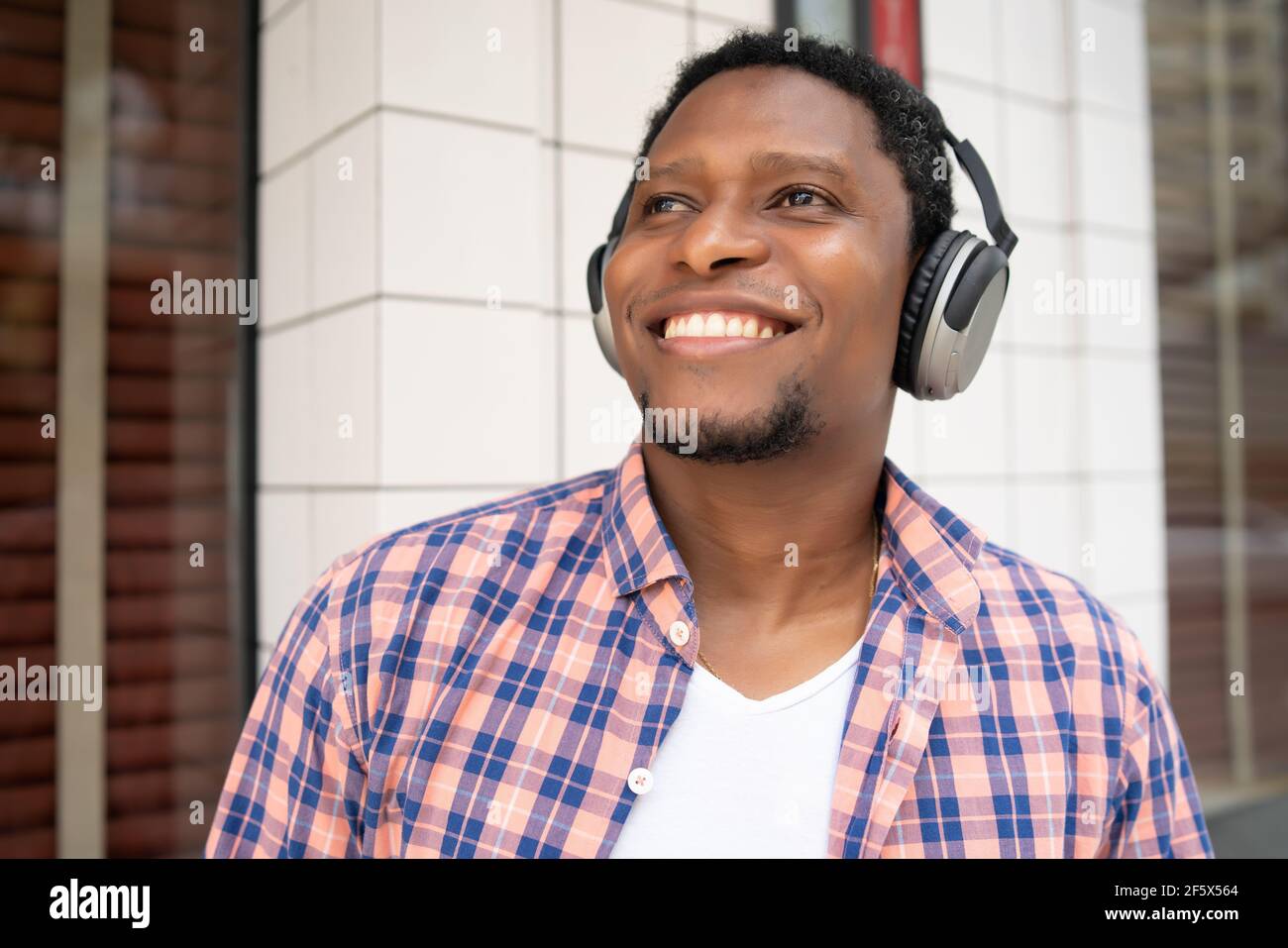 Man headphones outside hi-res stock photography and images - Alamy