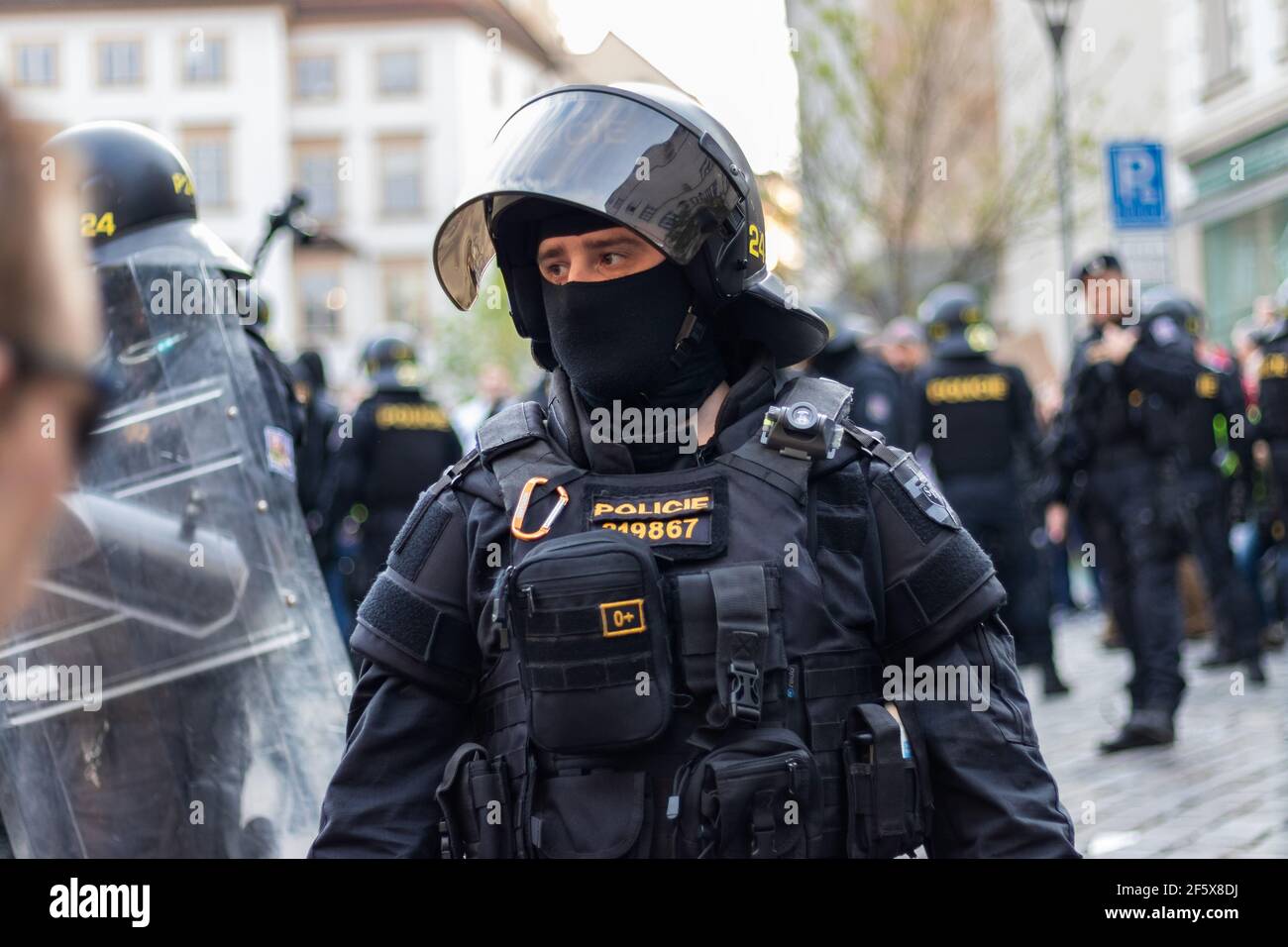 Police officer in riot gear hi-res stock photography and images - Alamy