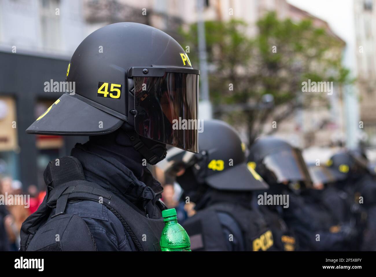 Police officer in riot gear hi-res stock photography and images - Alamy
