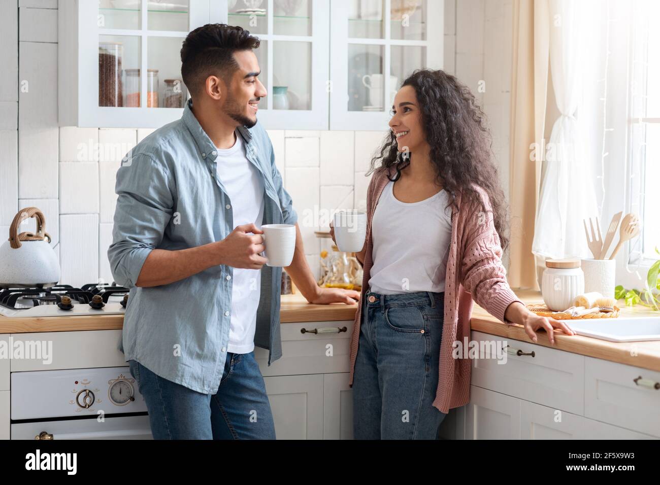 Arab people chatting in hi-res stock photography and images - Alamy