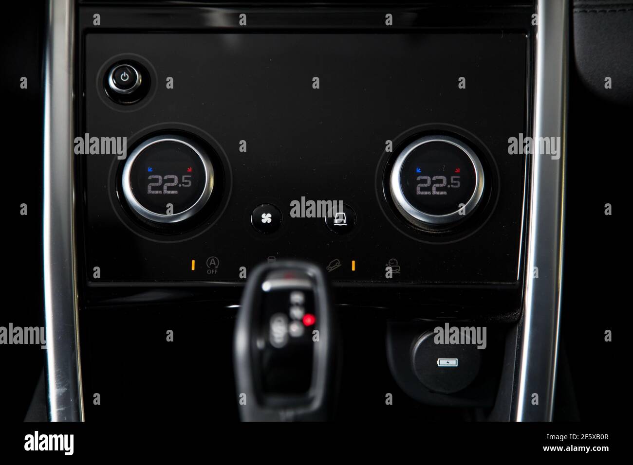 Land rover discovery dashboard hi-res stock photography and images - Alamy