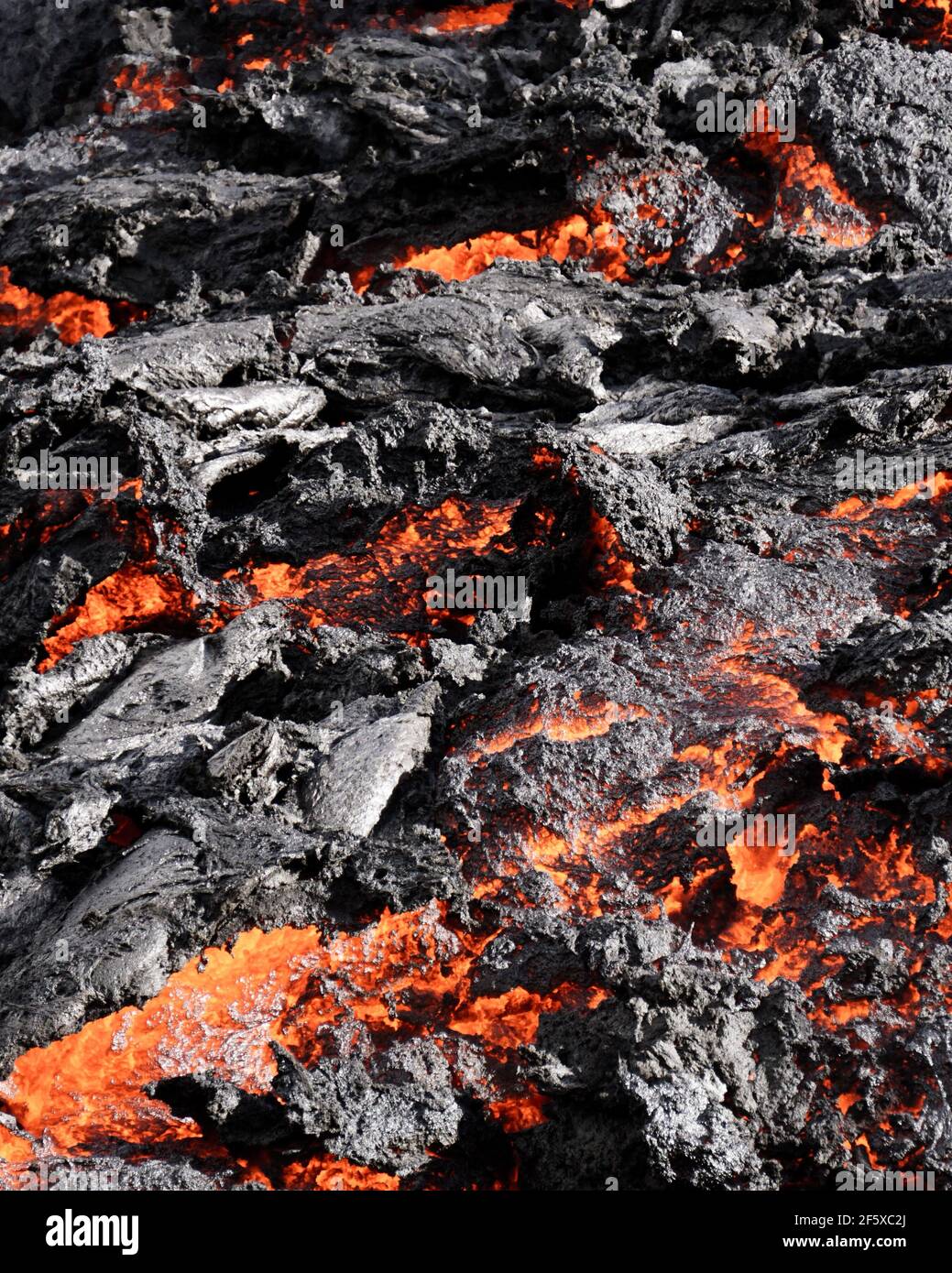 Amazing scenes as a small volcanic eruption occurred in Mt ...