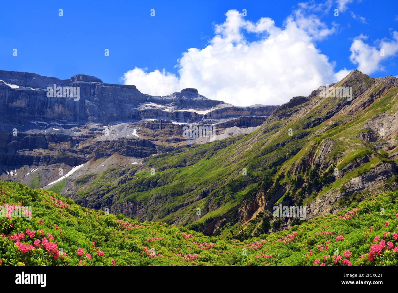 Cirque de gavarnie and clouds hi-res stock photography and images - Alamy