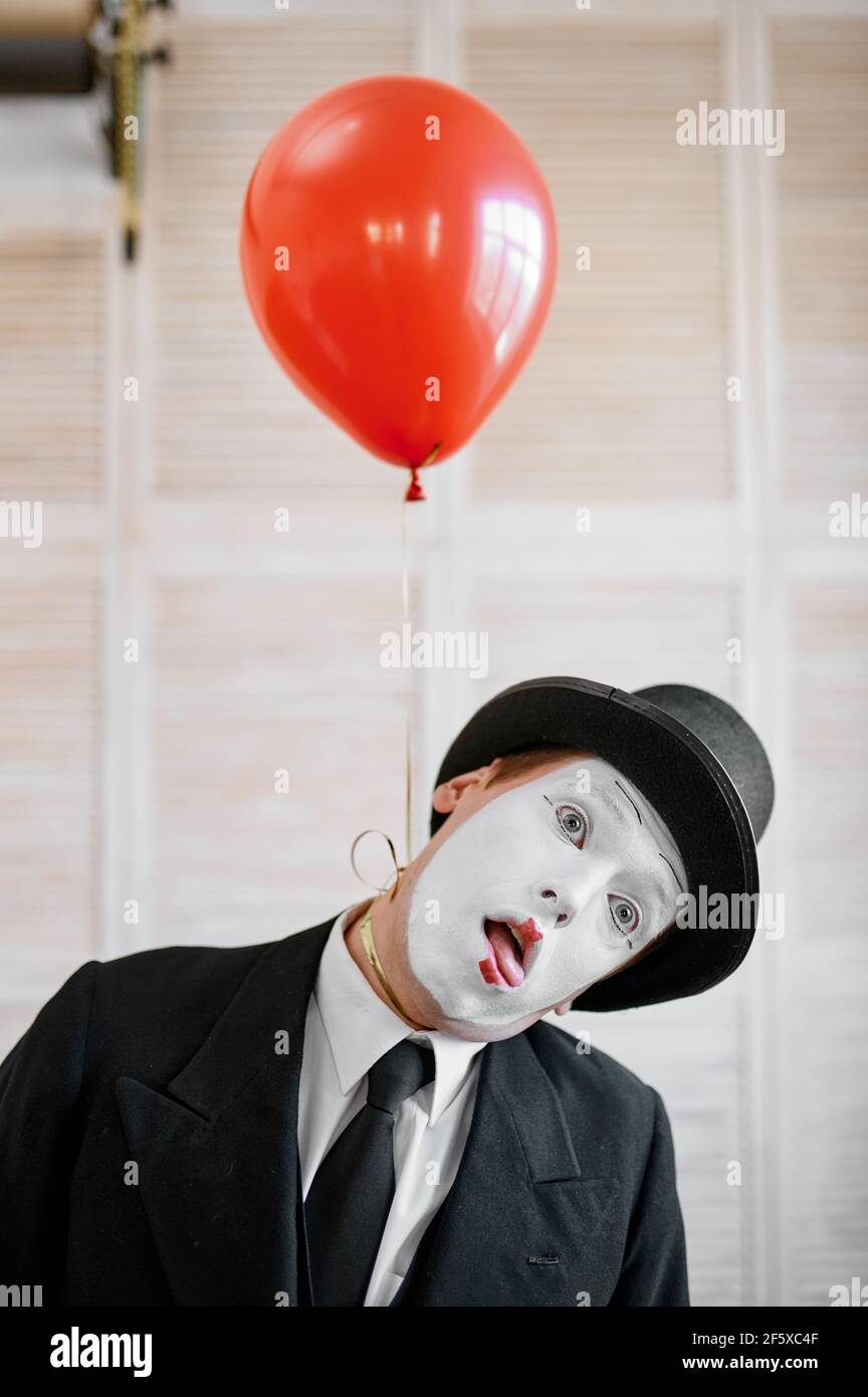 Mime artist white face paint hi-res stock photography and images - Alamy
