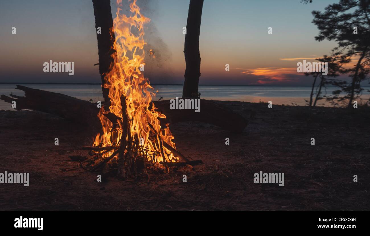 Bonfire shelter hi-res stock photography and images - Alamy