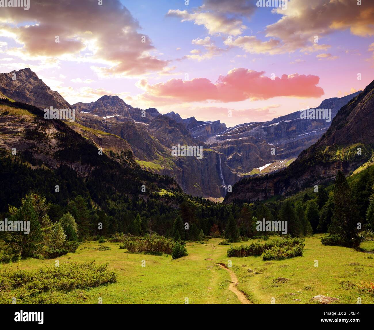 Cirque valley hi-res stock photography and images - Alamy