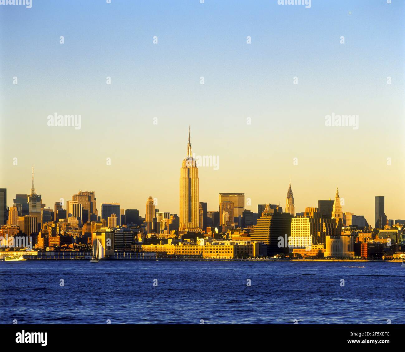 2004 HISTORICAL MIDTOWN SKYLINE MANHATTAN NEW YORK CITY USA Stock Photo ...