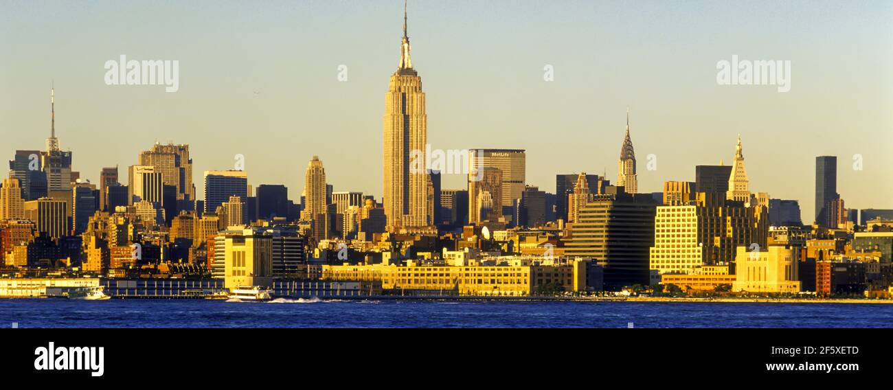 2004 HISTORICAL MIDTOWN SKYLINE MANHATTAN NEW YORK CITY USA Stock Photo ...